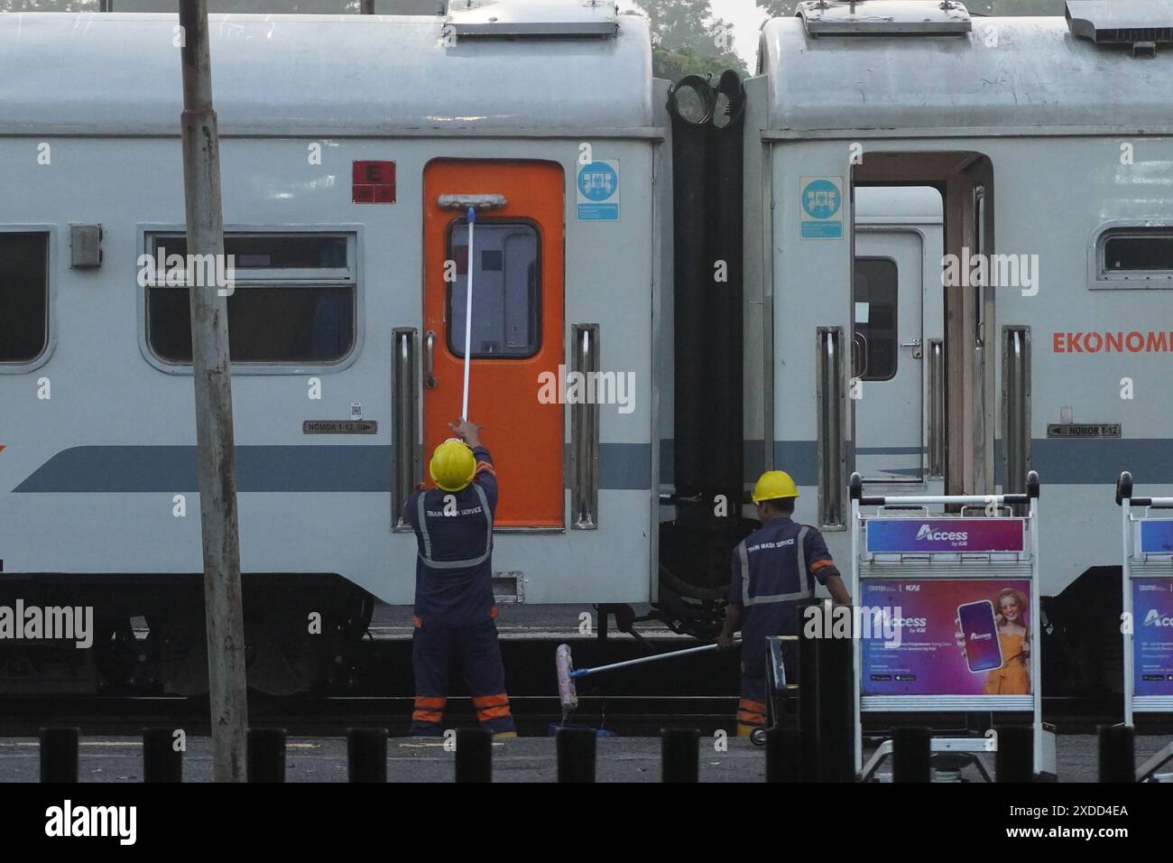 Train wash hi-res stock photography and images - Alamy