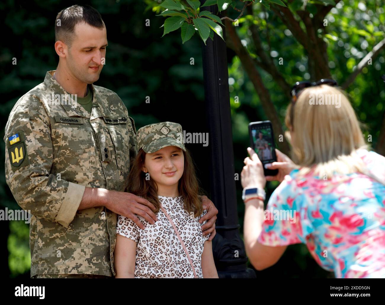 Non Exclusive: KYIV, UKRAINE - JUNE 21, 2024 - A man in a military ...