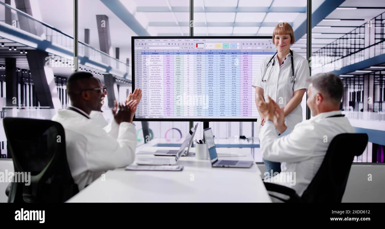 Doctor giving presentation team hi-res stock photography and images - Alamy