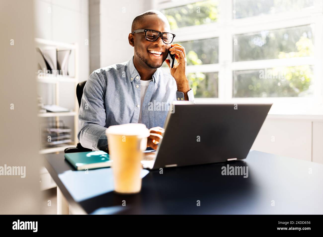 Office speaking hi-res stock photography and images - Alamy