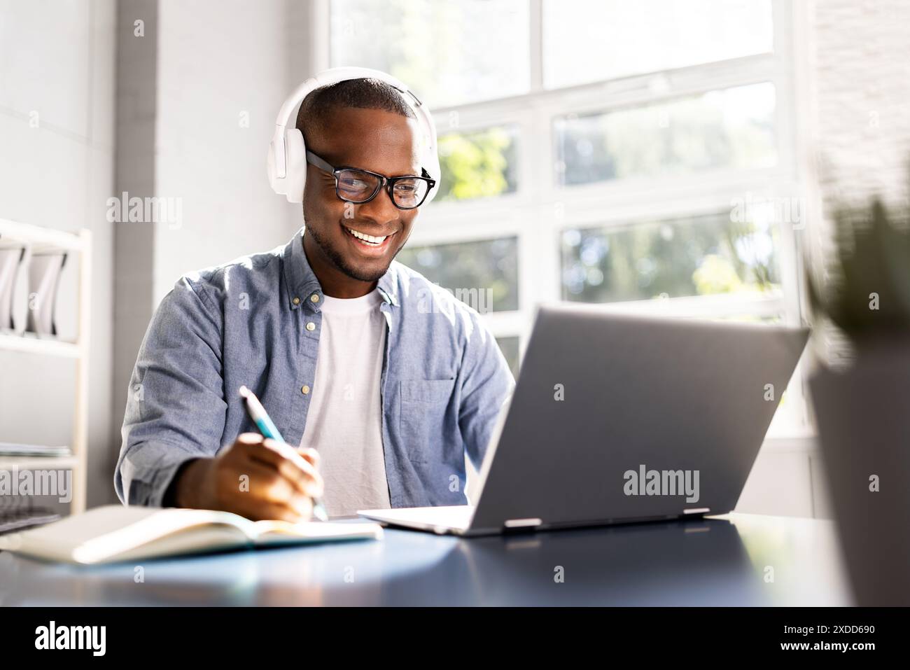 Journalist office black man hi-res stock photography and images - Alamy