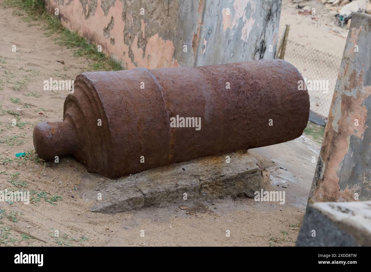 Old rusty cannon hi-res stock photography and images - Alamy