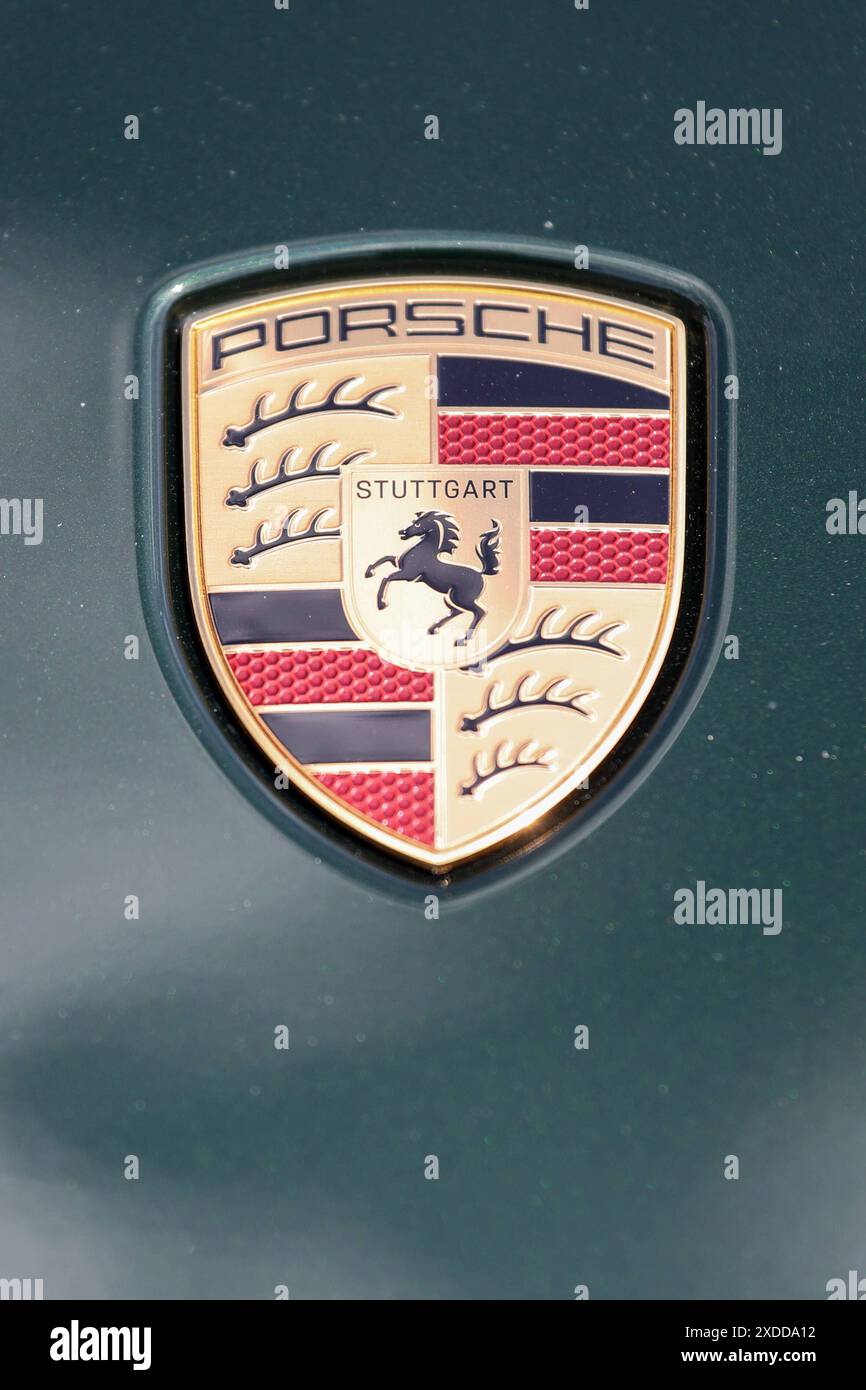 Porsche zeichen hi-res stock photography and images - Alamy