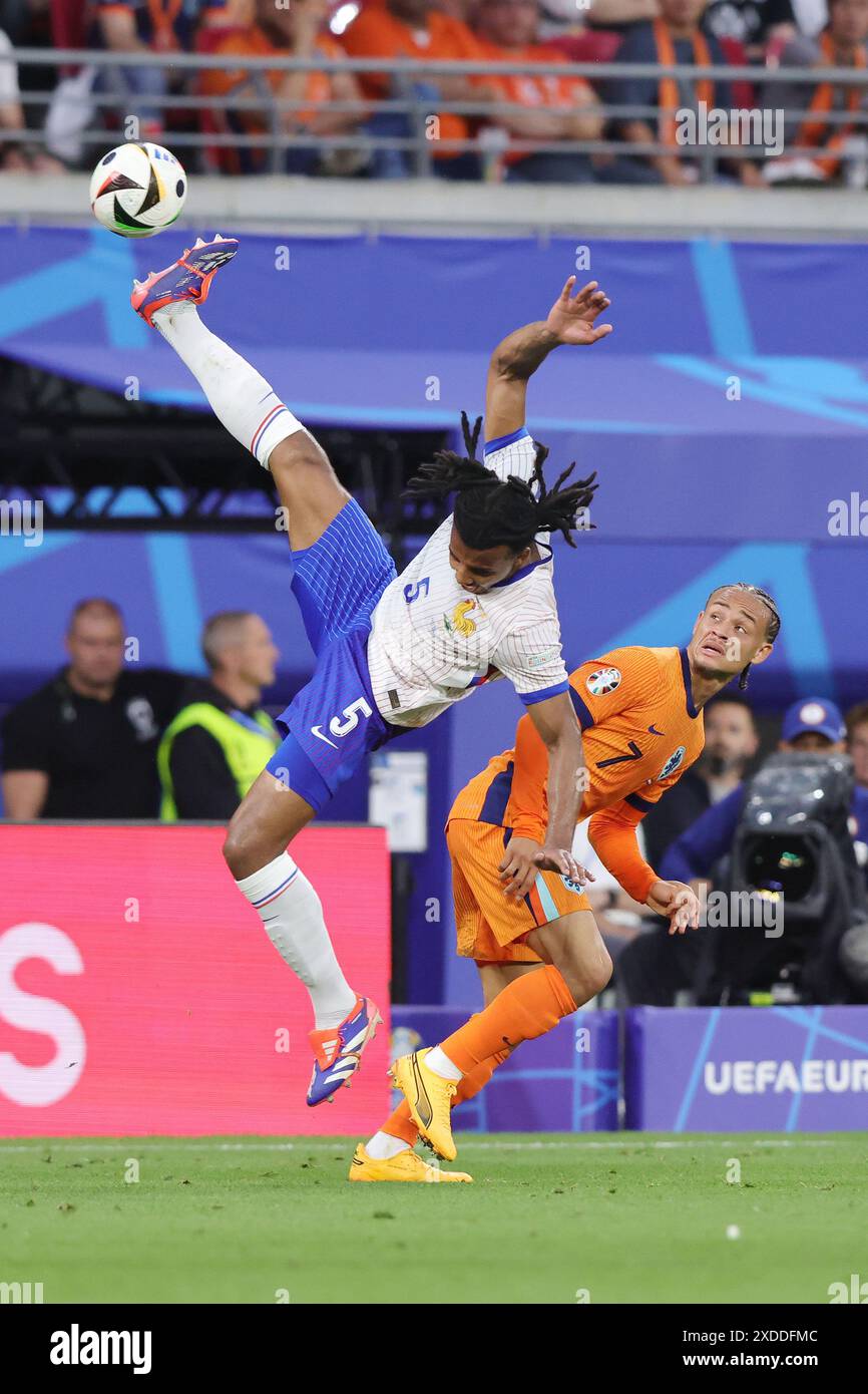 Jules Kounde of France and Xavi Simons of Netherlands during the UEFA ...