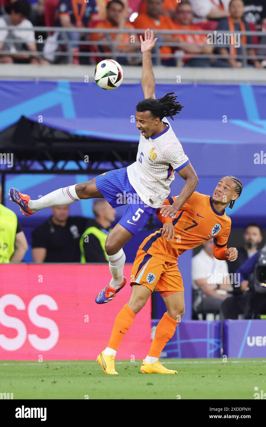 Jules Kounde of France and Xavi Simons of Netherlands during the UEFA ...