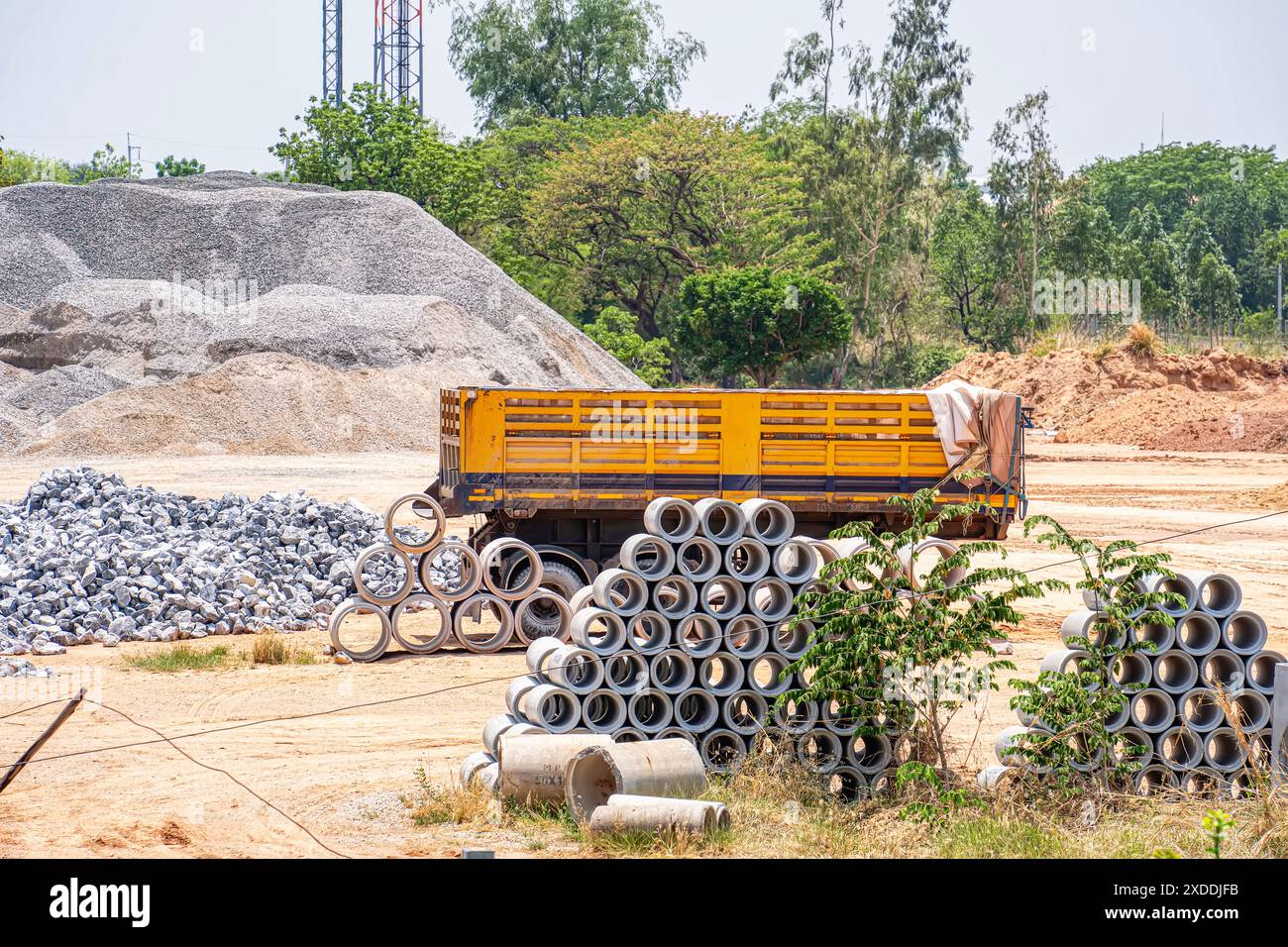 Pile of rocks and sand used in construction Stock Photo - Alamy