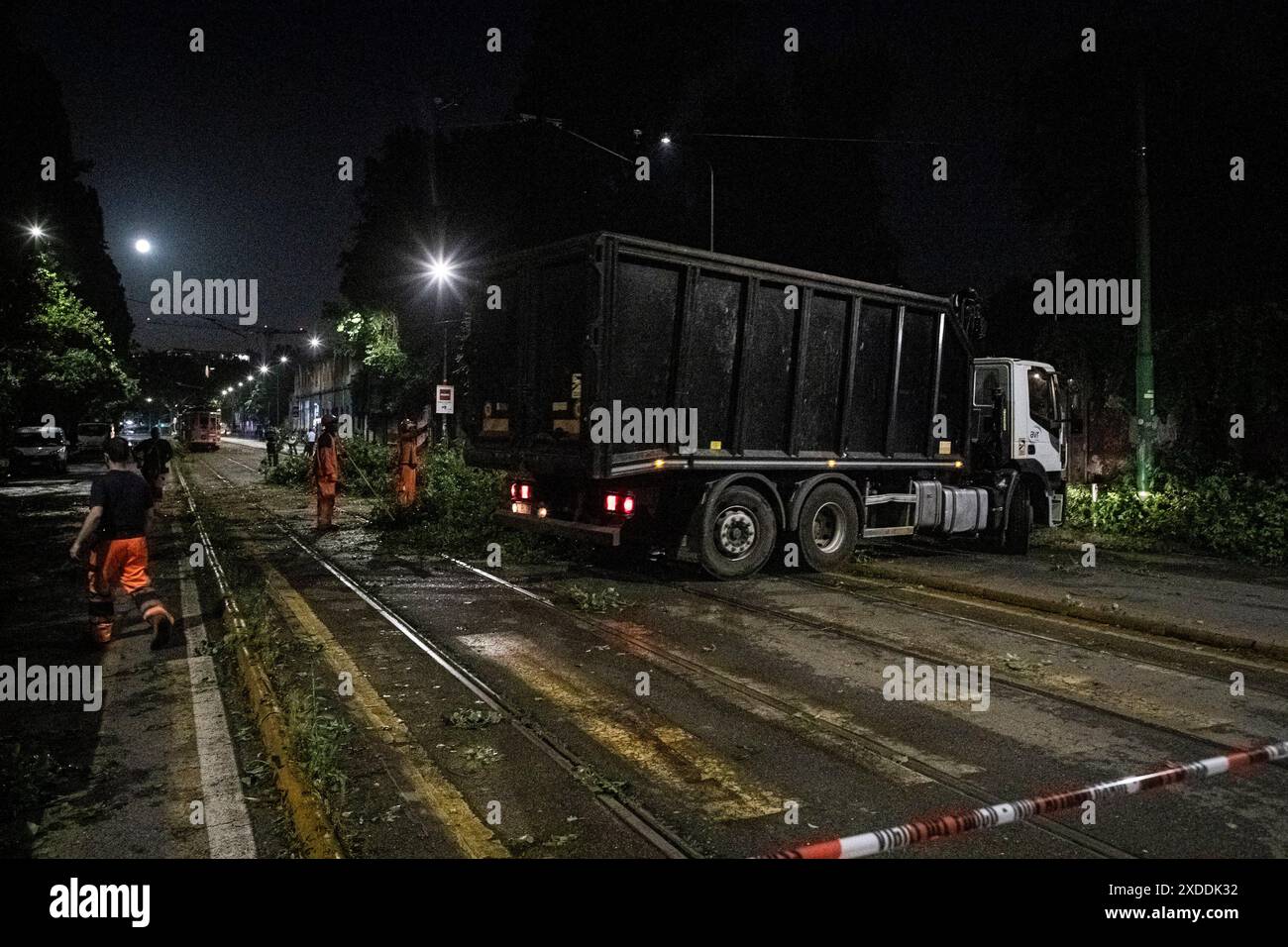 A causa del maltempo un albero cadendo sulla strada trancia i cavi del ...