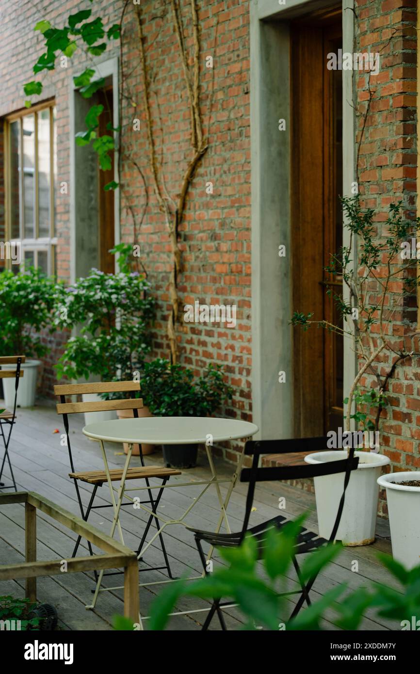 Natural cafe setting hi-res stock photography and images - Alamy