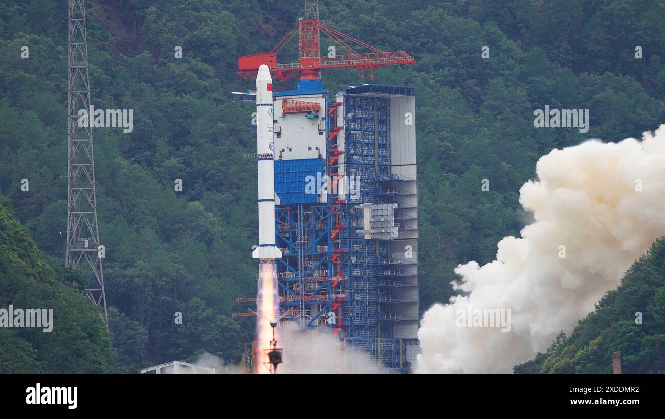 (240622) -- XICHANG, June 22, 2024 (Xinhua) -- A Long March-2C rocket ...