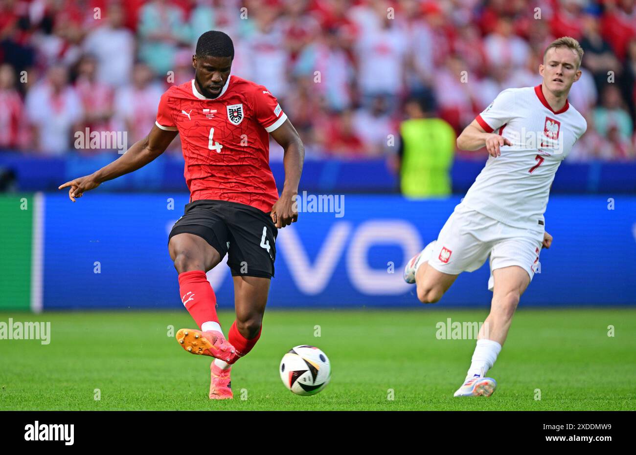 v.l. Kevin Danso, Karol Swiderski (Polen)Berlin, 21.06.2024, Fussball ...