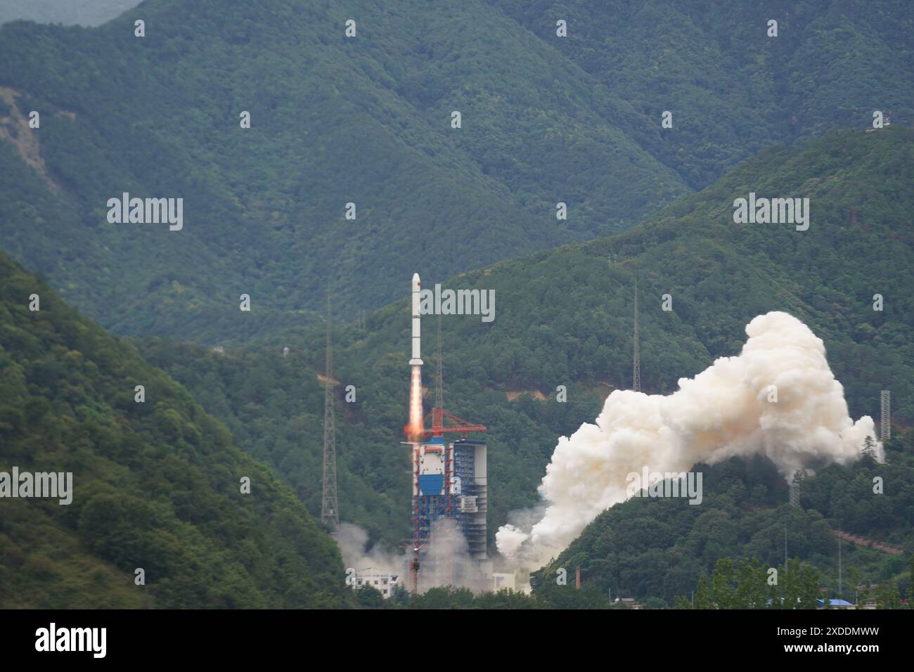 (240622) -- XICHANG, June 22, 2024 (Xinhua) -- A Long March-2C rocket ...