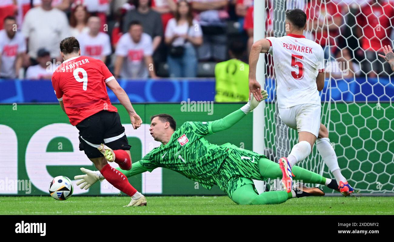 Foul zum Elfmeter v.l. Marcel Sabitzer (Oesterreich), Torwart Wojciech ...