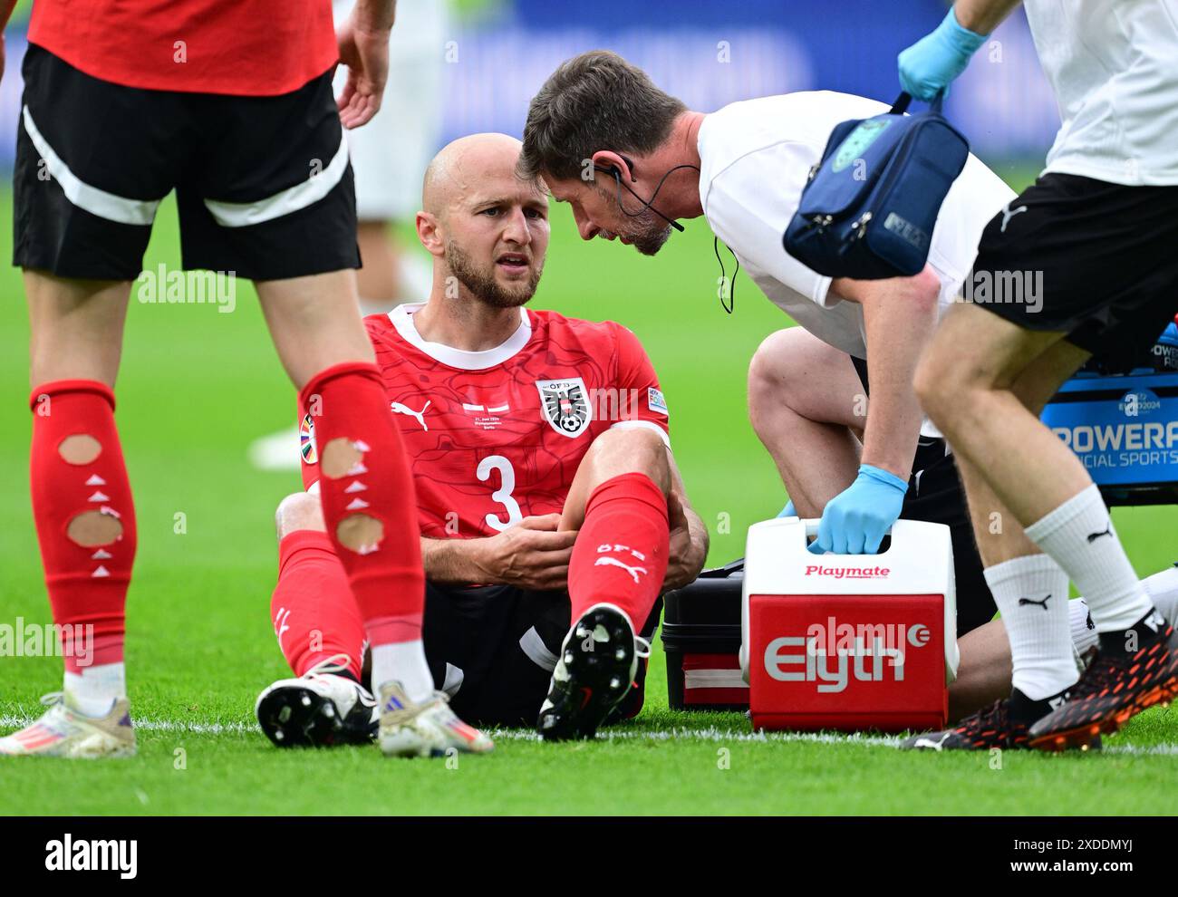 Verletzung Gernot Trauner (Oesterreich)Berlin, 21.06.2024, Fussball, UEFA EURO 2024 in ...