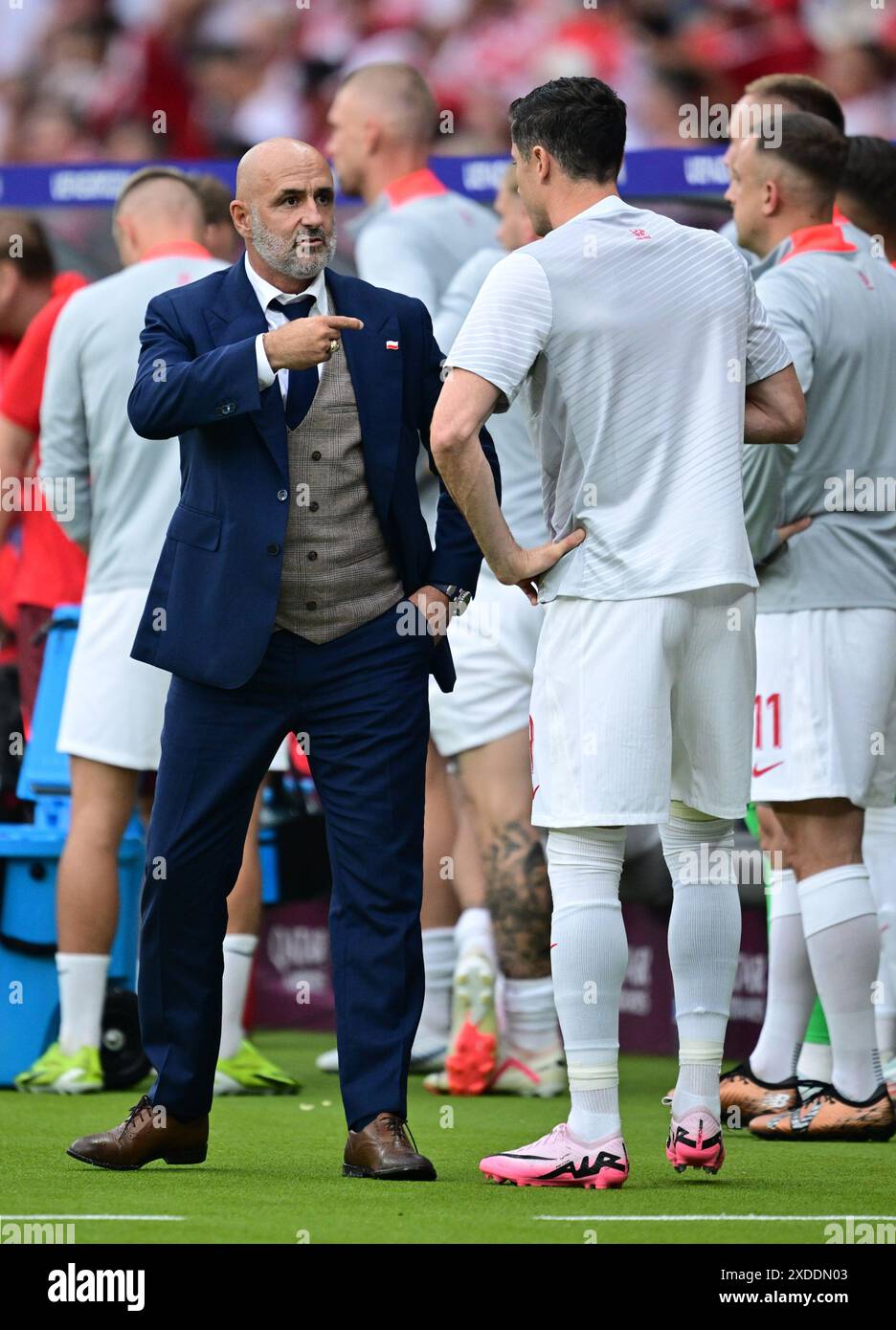 v.l. Trainer Michal Probierz (Polen), Robert LewandowskiBerlin, 21.06. ...