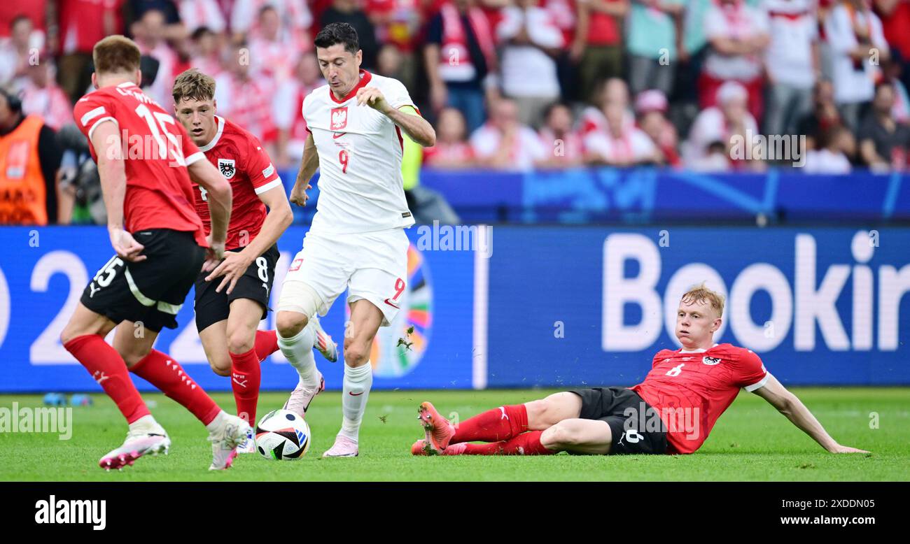 v.l. Philipp Lienhart, Alexander Prass, Robert Lewandowski, Nicolas ...