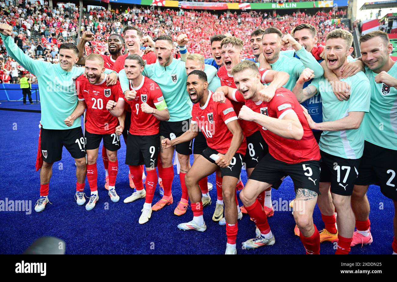 Schlussjubel v.l. Christoph Baumgartner, Konrad Laimer, Kevin Danso ...