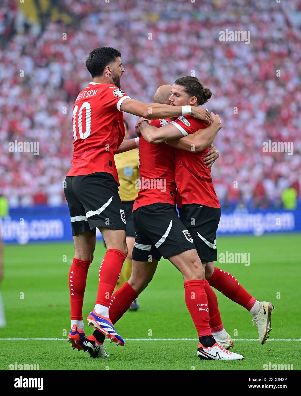 0:1 Tor, Jubel, v.l. Florian Grillitsch, Torschuetze Gernot Trauner ...