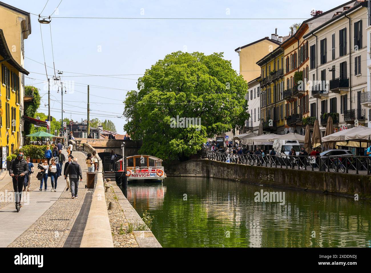 View of the Naviglio Grande waterway with the Ponte dello Scodellino ...