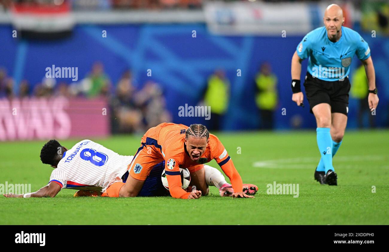 v.l. Aurelien Tchouameni, Xavi Simons (Niederlande), Schiedsrichter ...