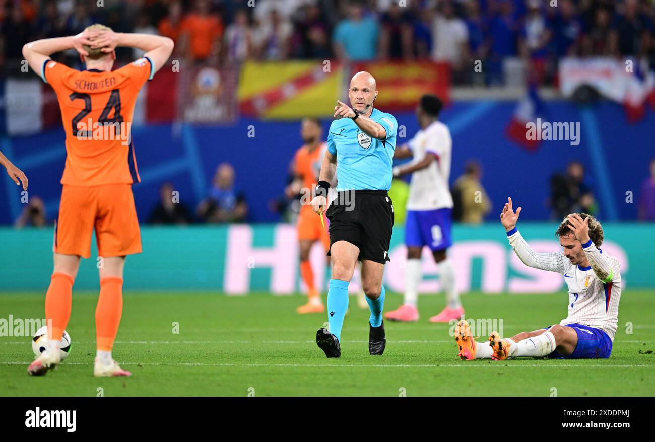 v.l. Jerdy Schouten (Niederlande, gelbe Karte), Schiedsrichter Anthony ...