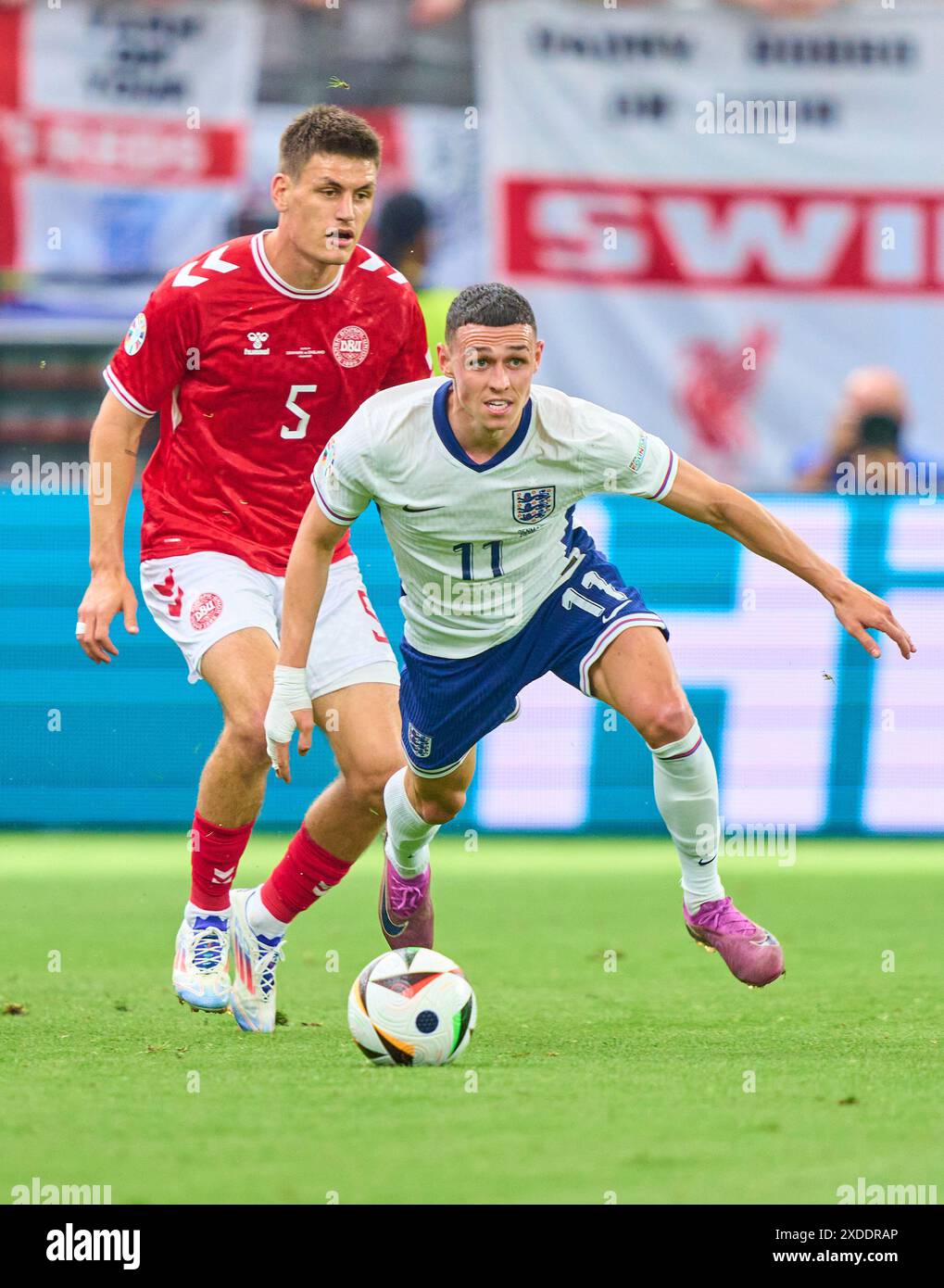 Phil Foden, England 11 compete for the ball, tackling, duel, header ...