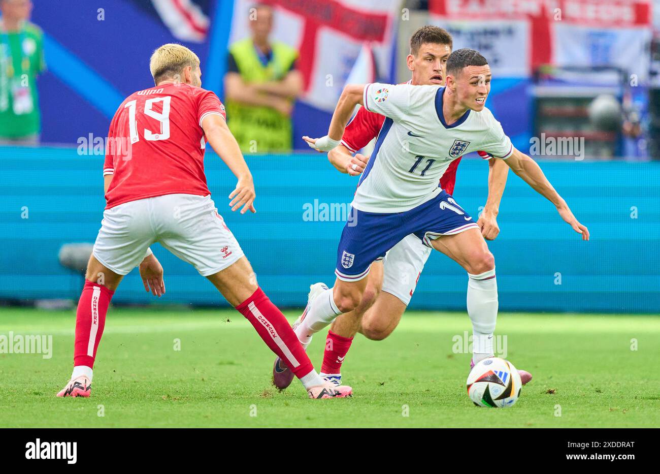 Phil Foden, England 11 compete for the ball, tackling, duel, header ...