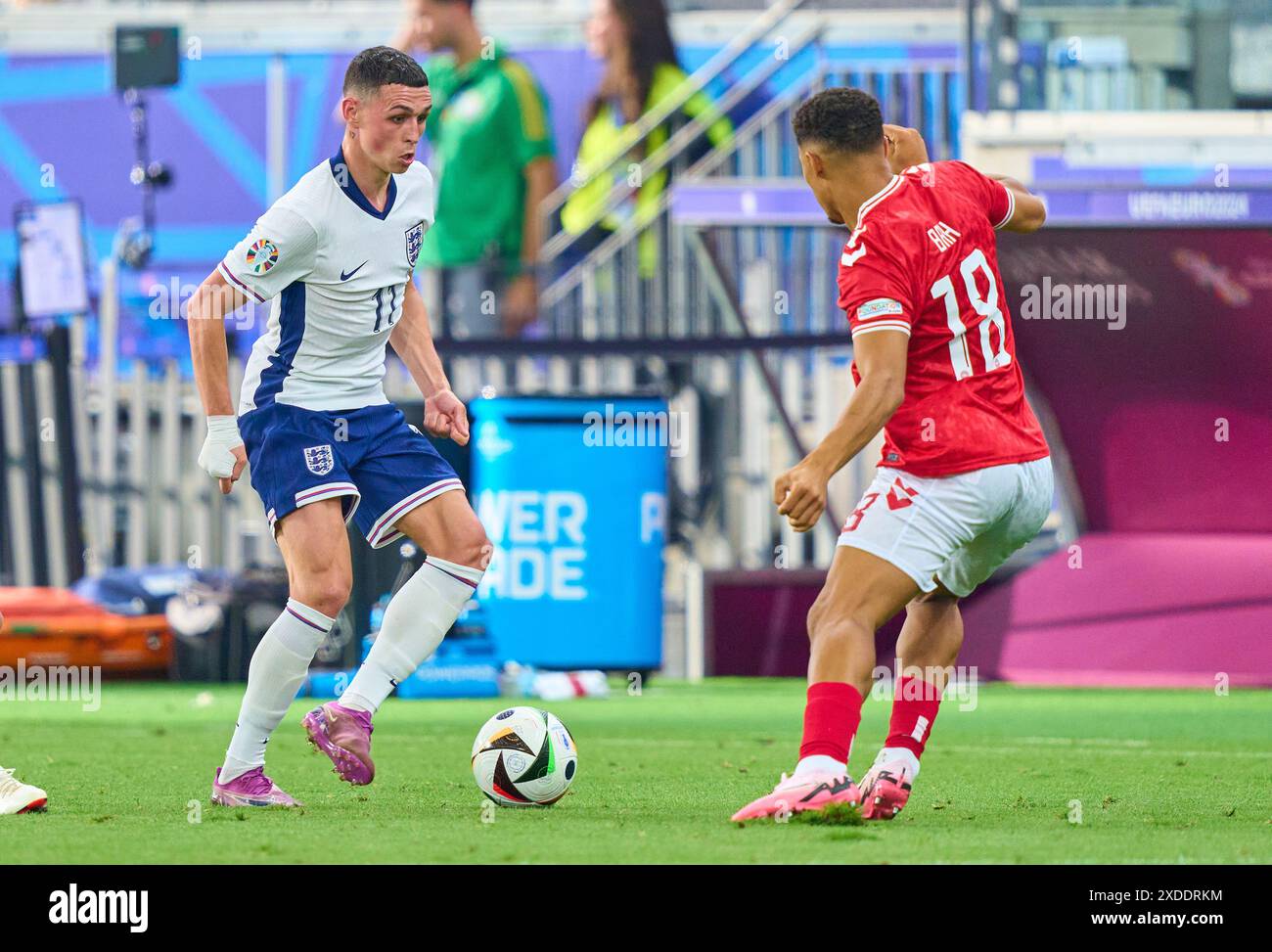 Phil Foden, England 11 compete for the ball, tackling, duel, header ...