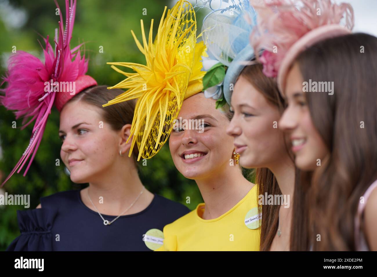 (Left to right) twin sisters Saskia Jenner aged 13 and Tamara Jenner ...