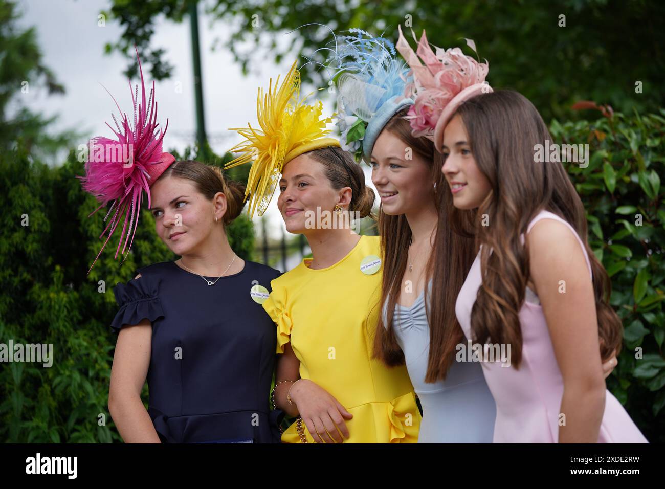 (Left to right) twin sisters Saskia Jenner aged 13 and Tamara Jenner ...