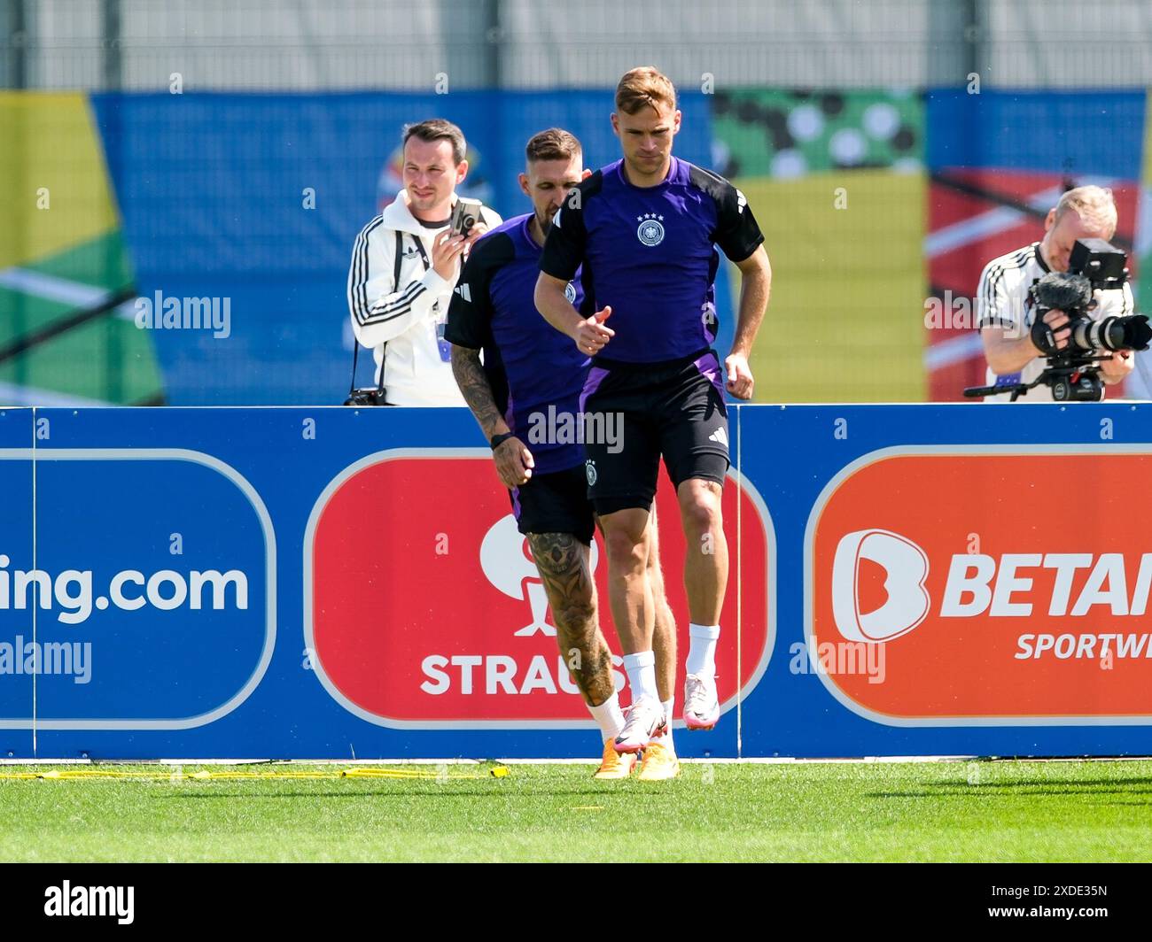 Joshua Kimmich (Deutschland , #06) und Robert Andrich (Deutschland ...