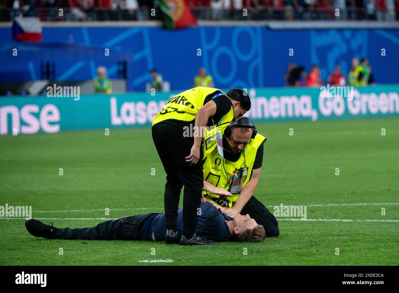 Ordner halten einen Flitzer fest, GER, Portugal (POR) vs Czech Republic ...
