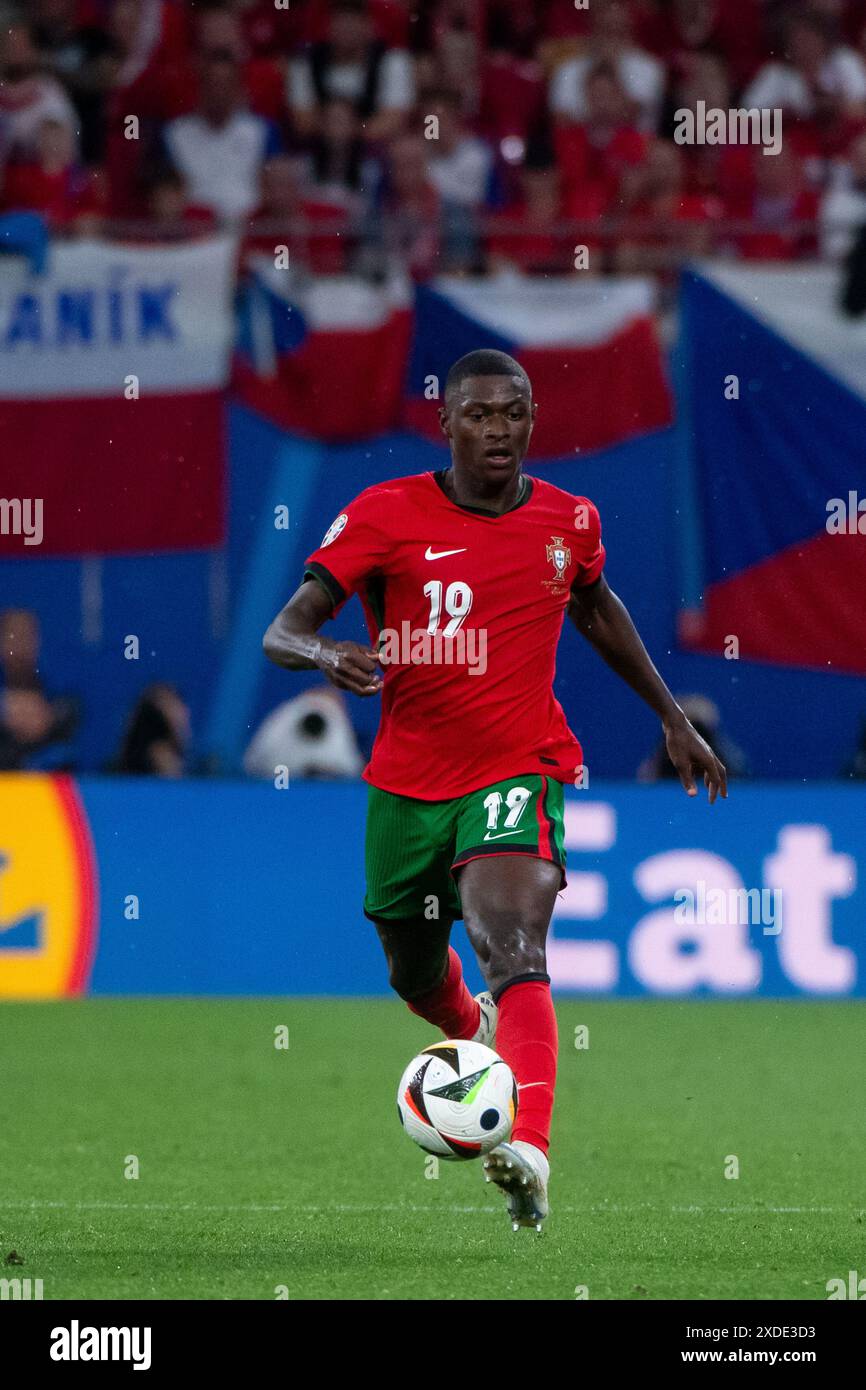 Nuno Alexandre Tavares Mendes (Portugal, #19) am Ball, GER, Portugal ...