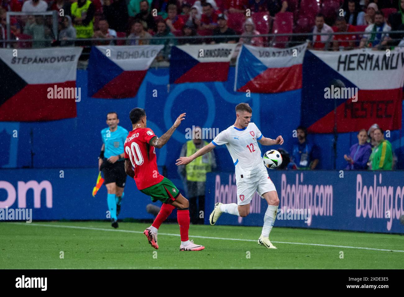 David Doudera (Tschechien, #12) im Zweikampf mit Joao Pedro Cavaco ...