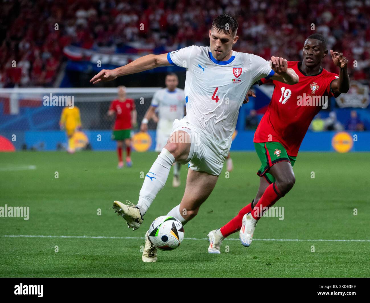 Robin Hranac (Tschechien, #04) im Zweikampf mit Nuno Alexandre Tavares ...