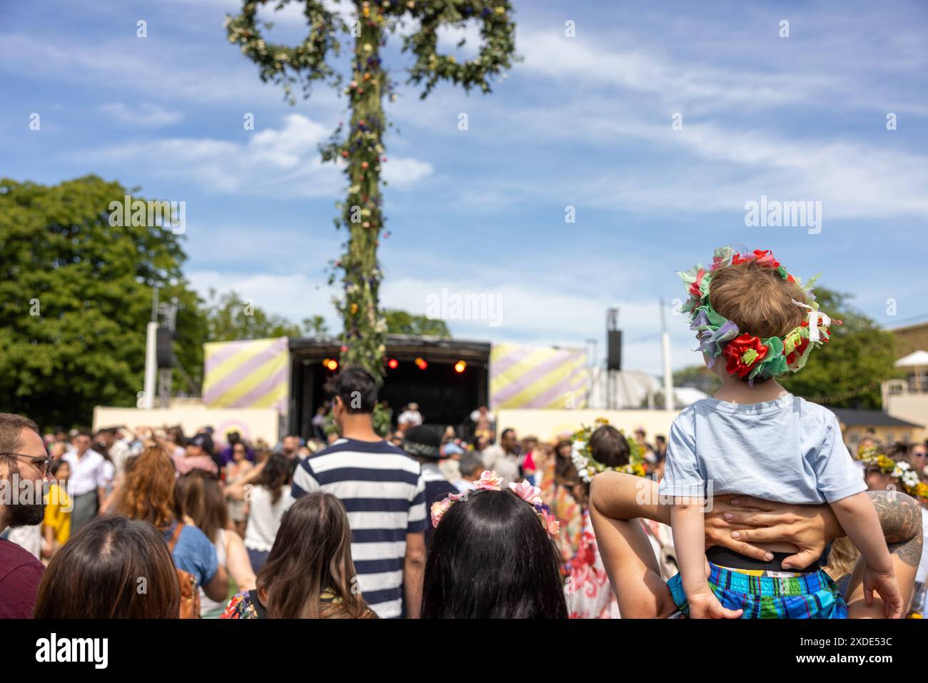Mittsommer in Schweden Malmoe, Schweden - 21.6.2024: Menschen schmücken ...