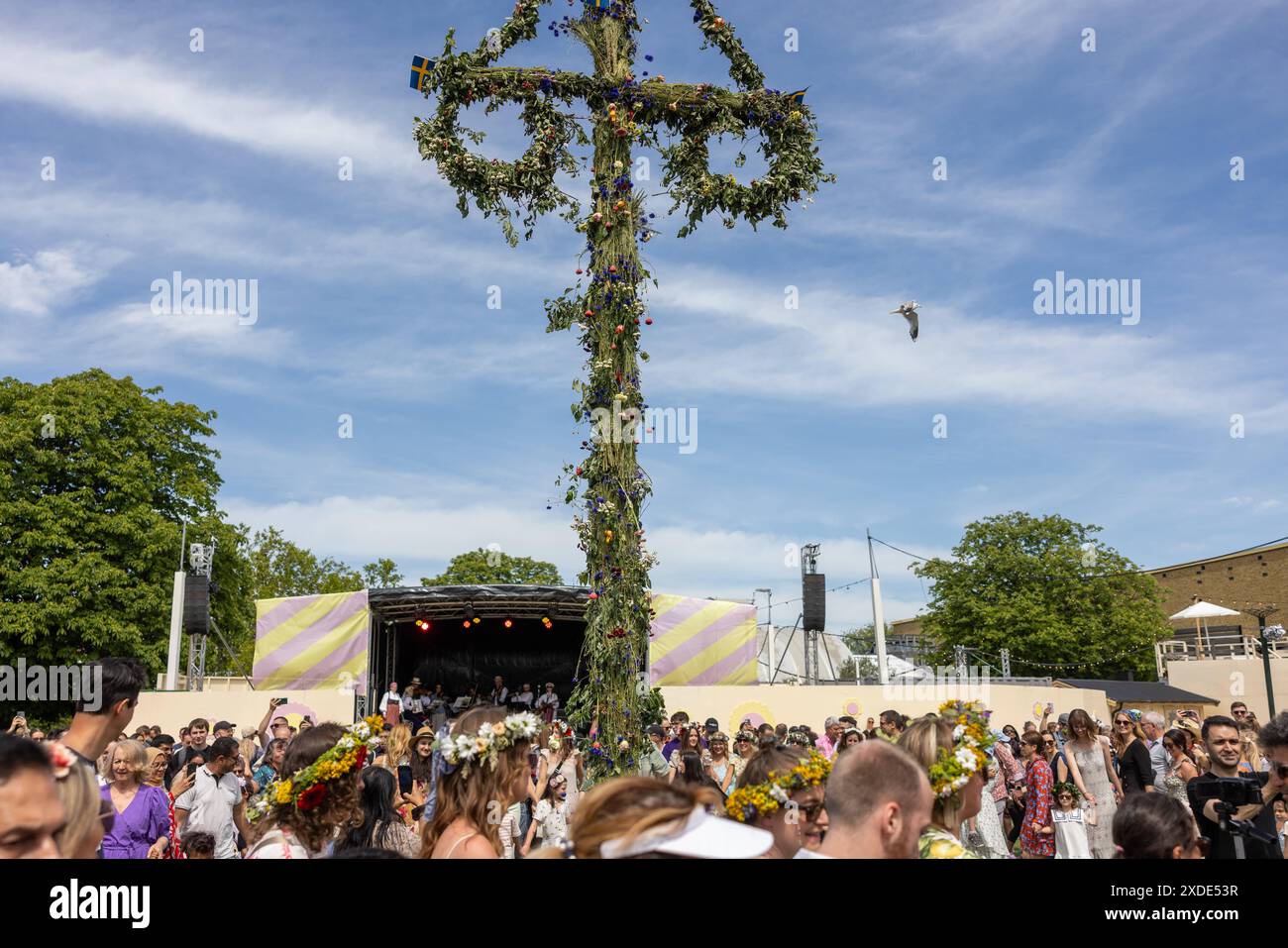 Mittsommer in Schweden Malmoe, Schweden - 21.6.2024: Menschen schmücken ...