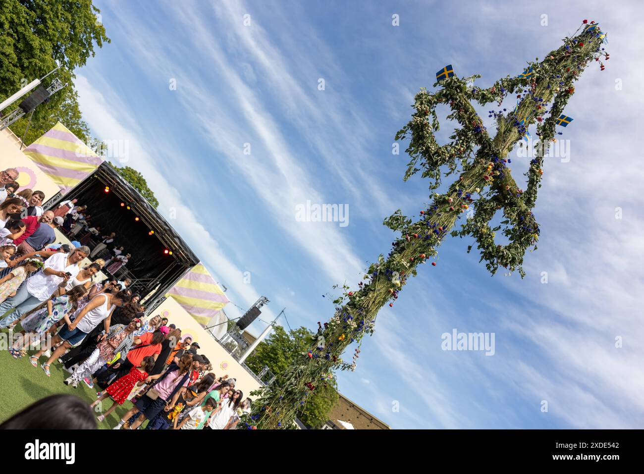 Mittsommer in Schweden Malmoe, Schweden - 21.6.2024: Menschen schmücken ...