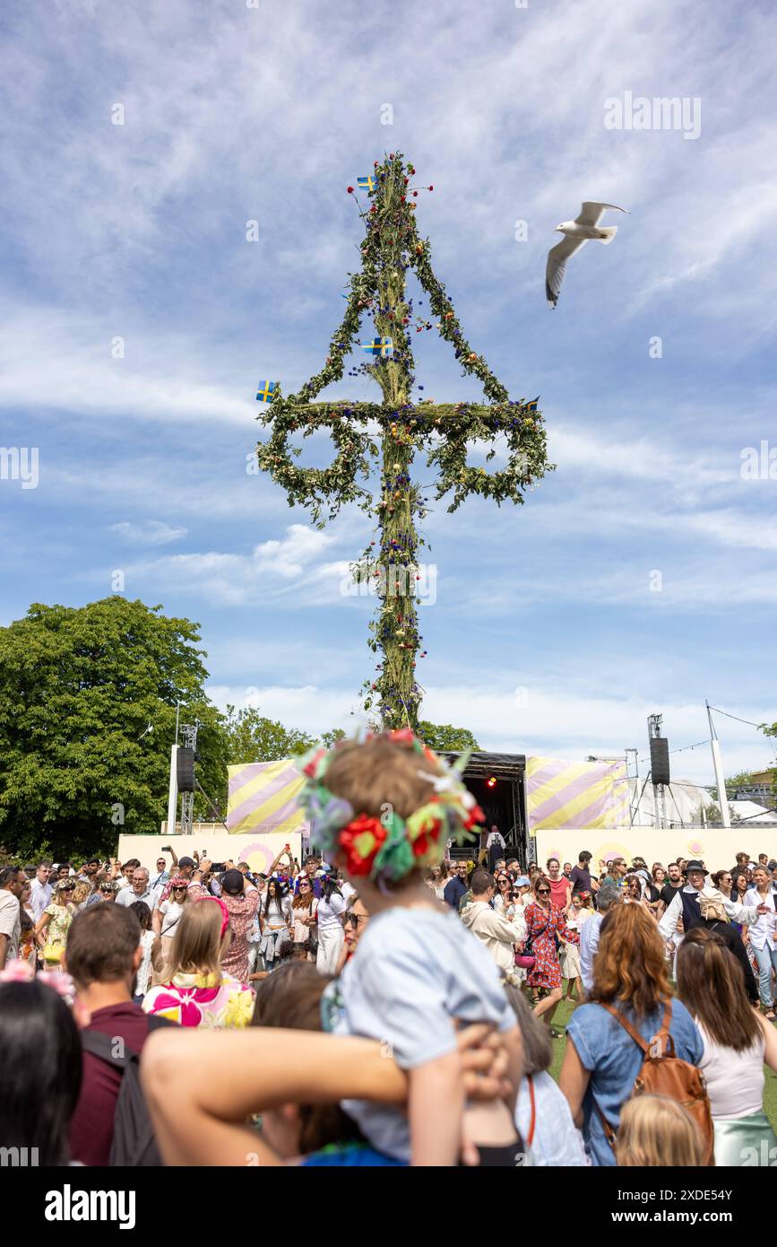 Mittsommer in Schweden Malmoe, Schweden - 21.6.2024: Menschen schmücken ...
