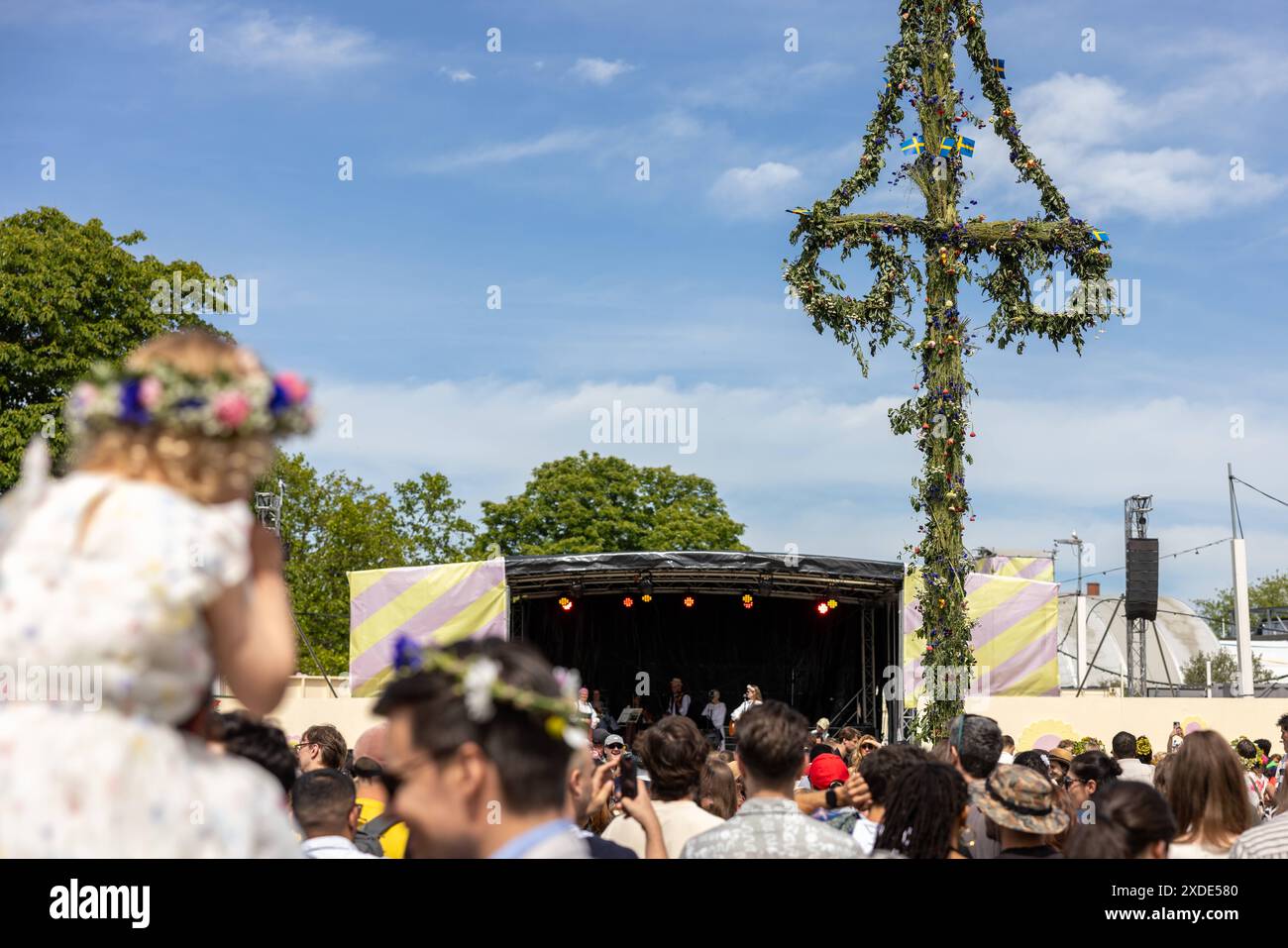 Mittsommer in Schweden Malmoe, Schweden - 21.6.2024: Menschen schmücken ...