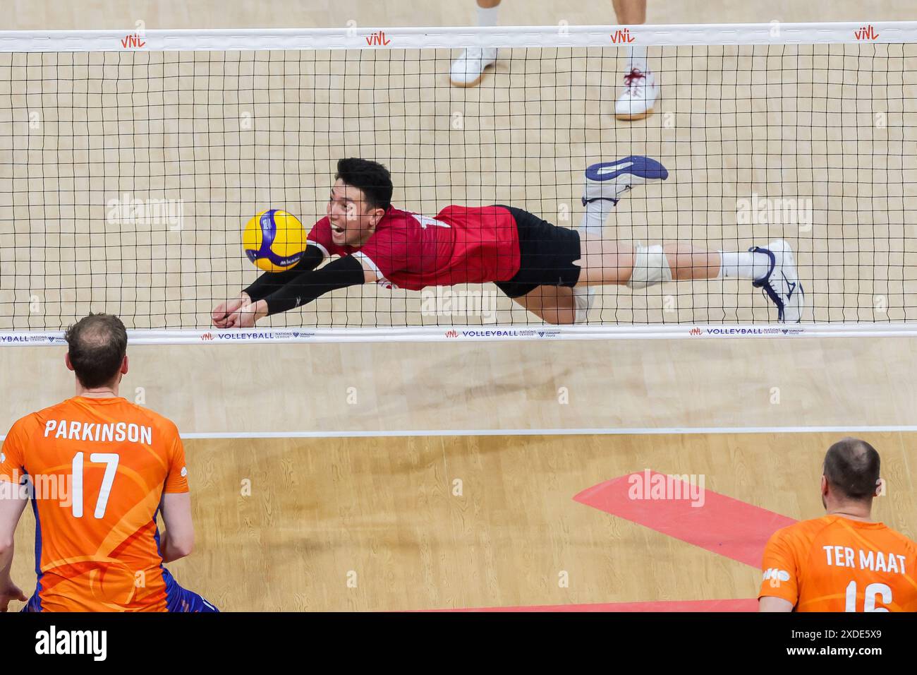 (240622) -- PASAY CITY, June 22, 2024 (Xinhua) -- Justin Lui (top) of ...