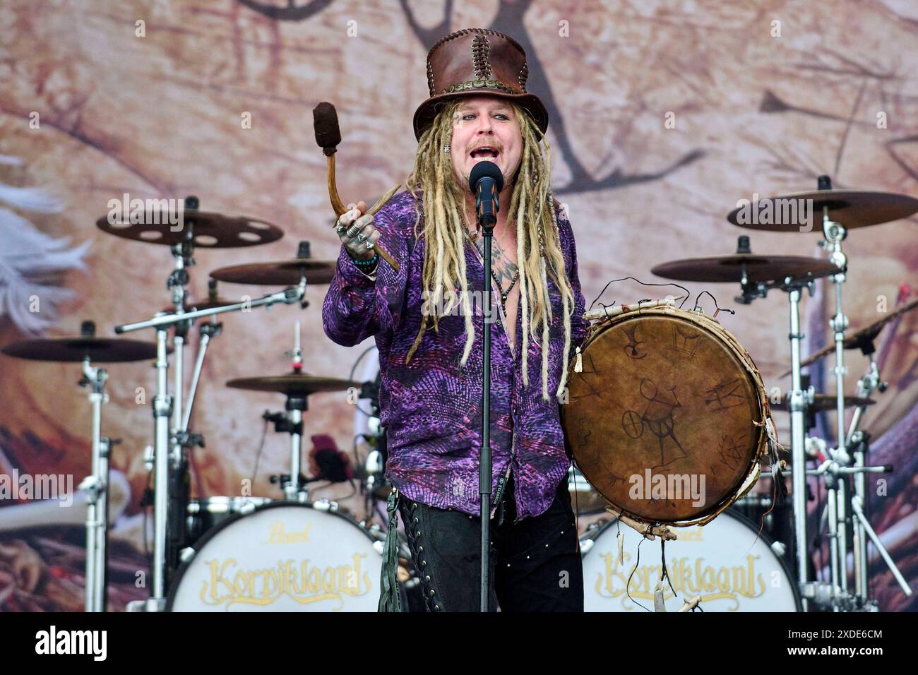 Jonne Järvelä von Korpiklaani live auf dem Summerside Festival 2024 ...