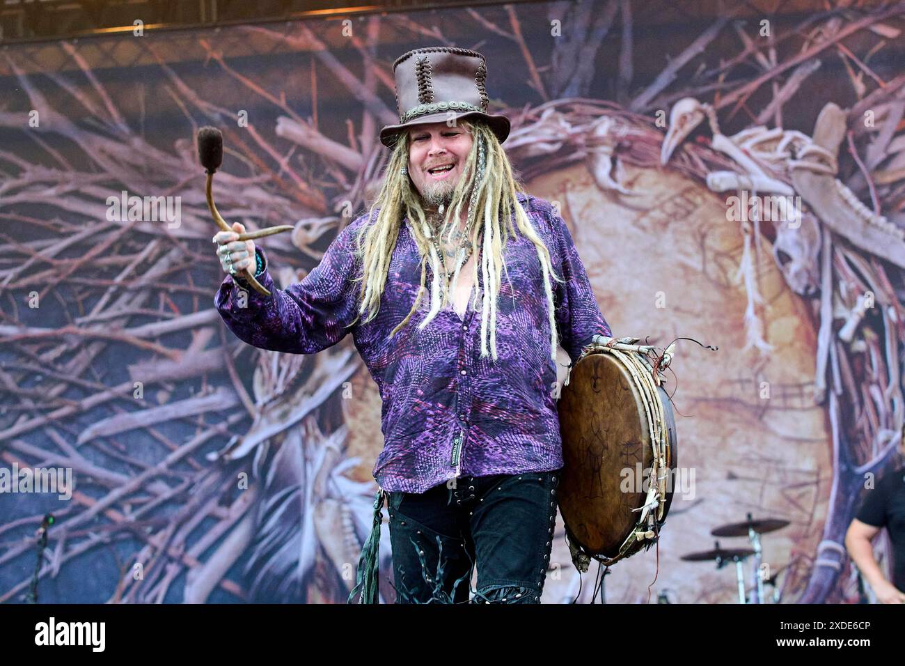 Jonne Järvelä von Korpiklaani live auf dem Summerside Festival 2024 ...