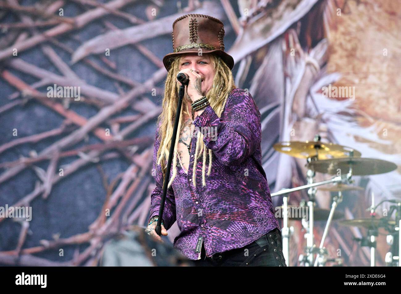 Jonne Järvelä von Korpiklaani live auf dem Summerside Festival 2024 ...