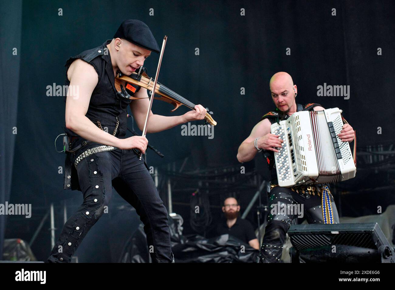 Tuomas Rounakari und Sami Perttula von Korpiklaani live auf dem ...