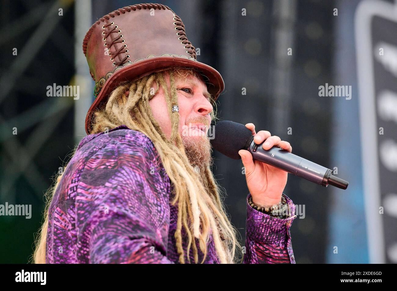 Jonne Järvelä von Korpiklaani live auf dem Summerside Festival 2024 ...