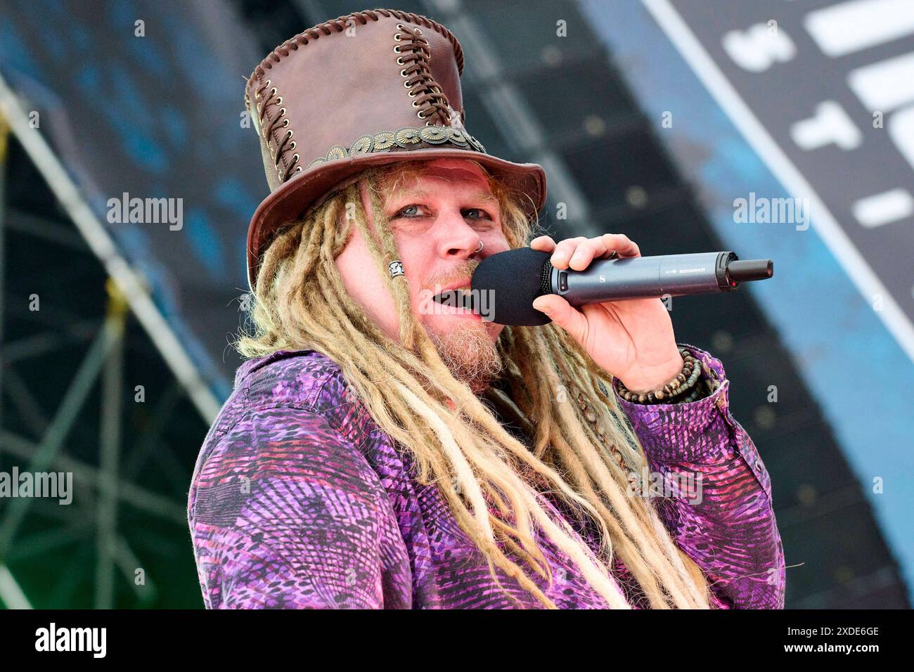 Jonne Järvelä von Korpiklaani live auf dem Summerside Festival 2024 ...