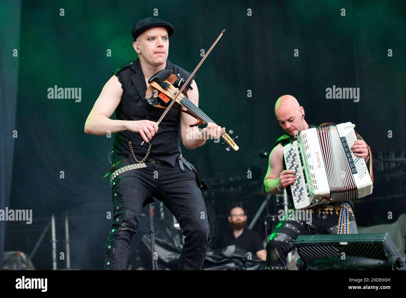 Tuomas Rounakari und Sami Perttula von Korpiklaani live auf dem ...