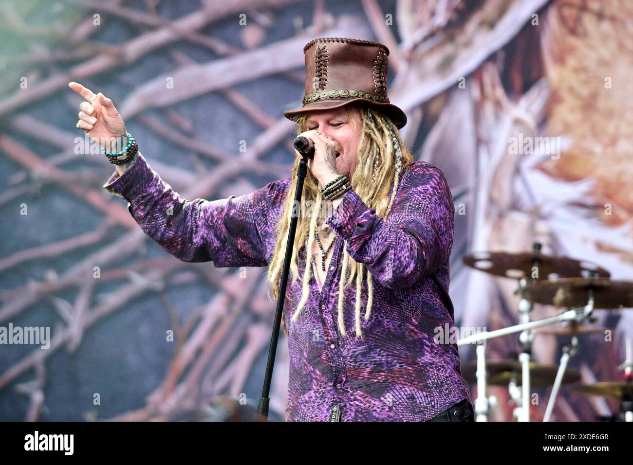 Jonne Järvelä von Korpiklaani live auf dem Summerside Festival 2024 ...