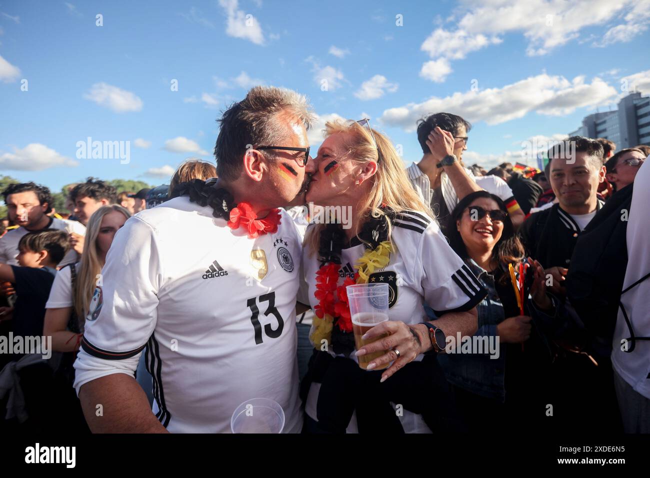 Sports fans kissing hi-res stock photography and images - Alamy