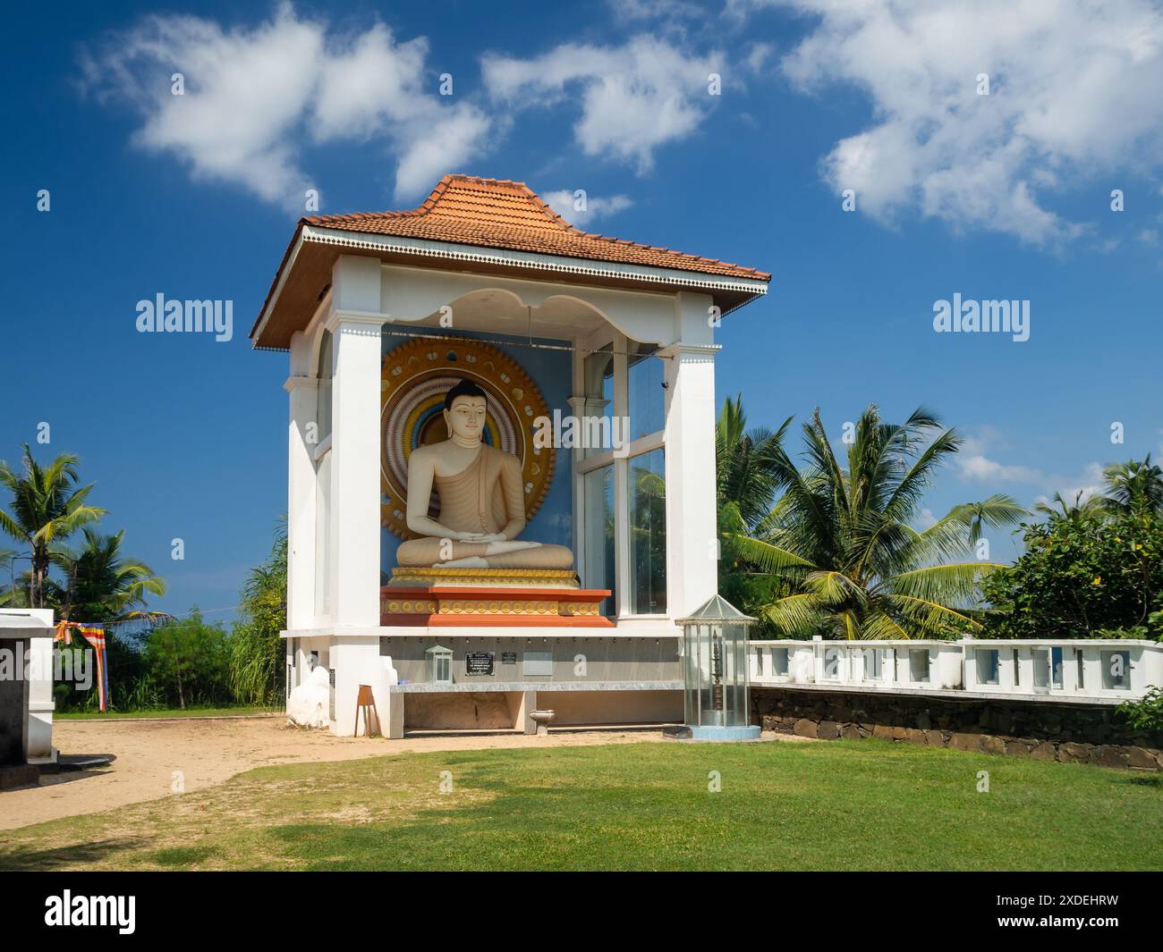 Sri Lanka, Ceylon Island, Unawatuna : Buddhist temple and beach town ...